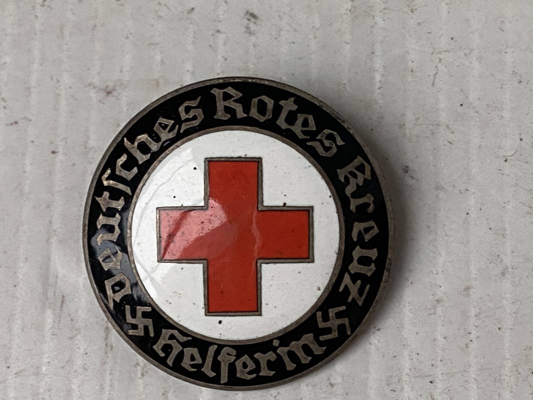 DRK Badge émaillé Infirmière HELFERIN Ges Gesch - Ventes d'antiquités ...