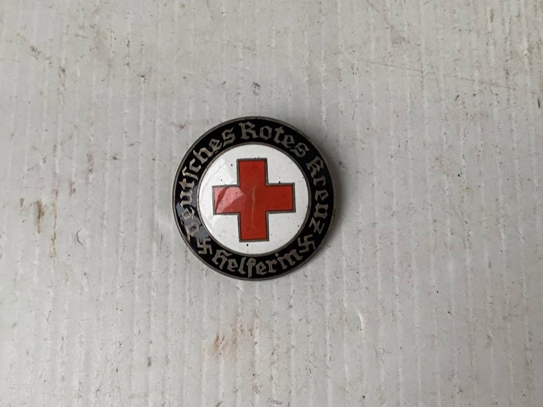 DRK Badge émaillé Infirmière HELFERIN Ges Gesch - Ventes d'antiquités ...