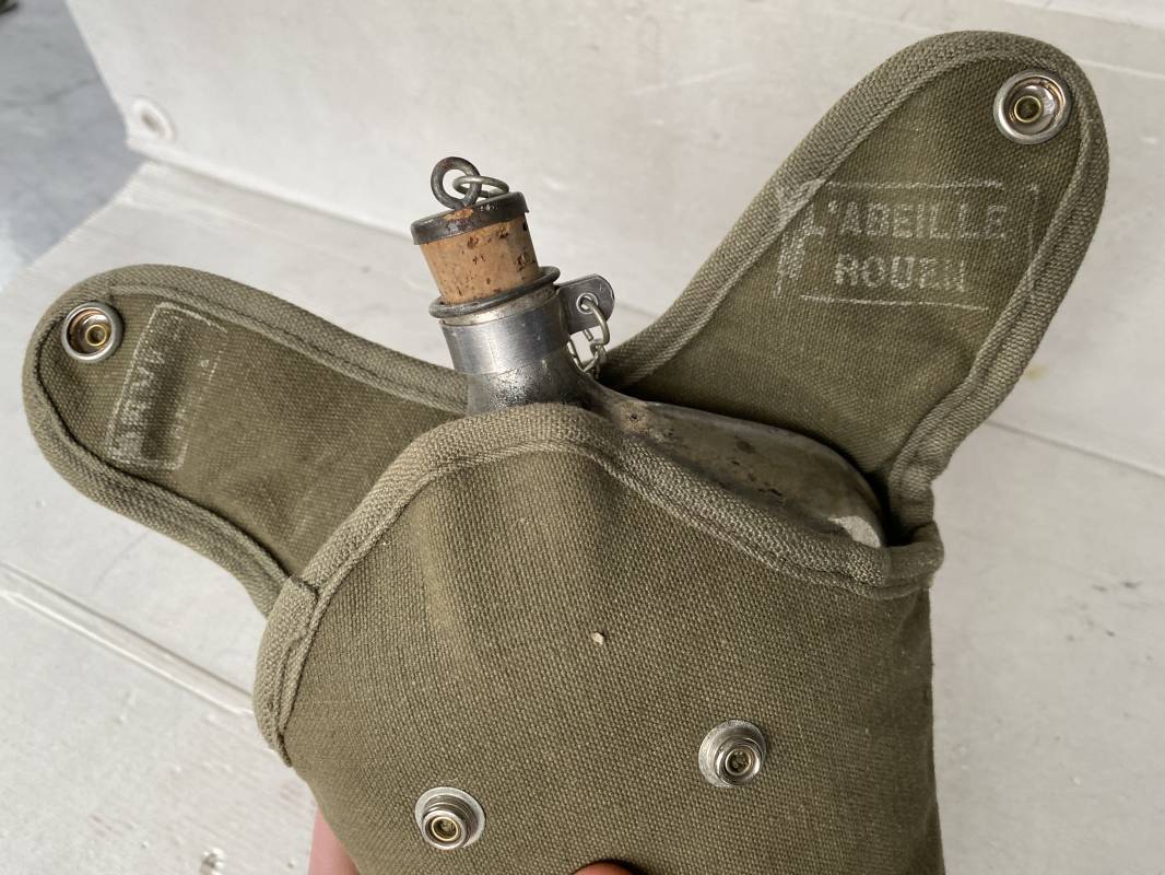 Gourde Individuelle Mdle 1951 et gobelet JAPY/BRUN - Ventes d ...