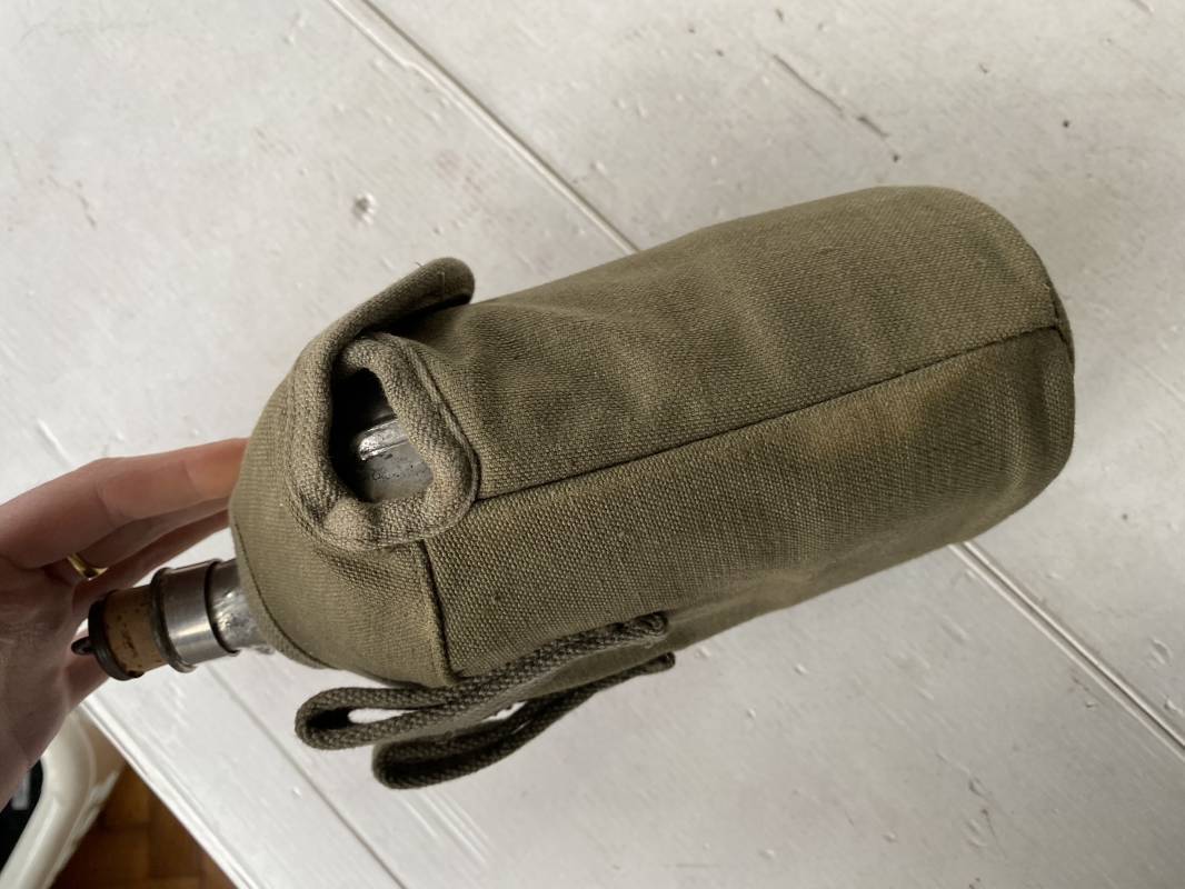 Gourde Individuelle Mdle 1951 et gobelet JAPY/BRUN - Ventes d ...