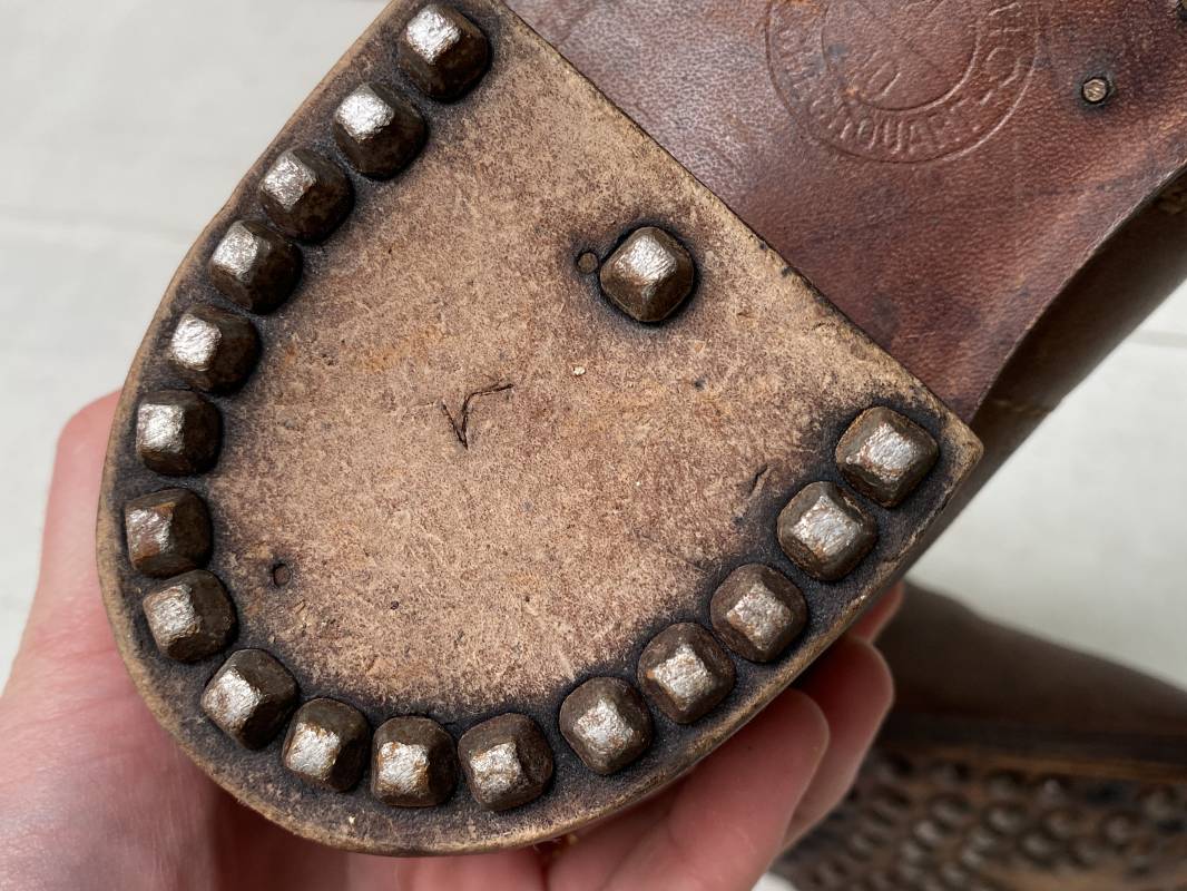 Paire de Brodequins cloutés modèle 1917 cuir fauve Datés 1940 - Ventes ...