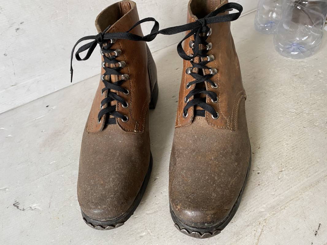 WH Paire de brodequin cloutés cuir fauve - Ventes d'antiquités ...